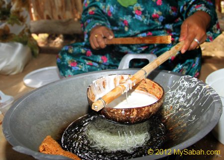 Kuih Jala (Net Cake), fun to make & good to eat - MySabah.com