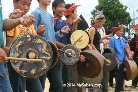 Gong of Sabah and Gong Making in Kg. Sumangkap - MySabah.com